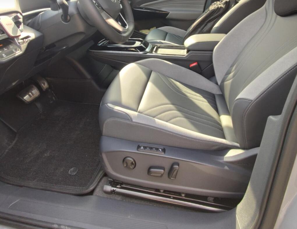 The shape design of the front of the car has left the square and square ...