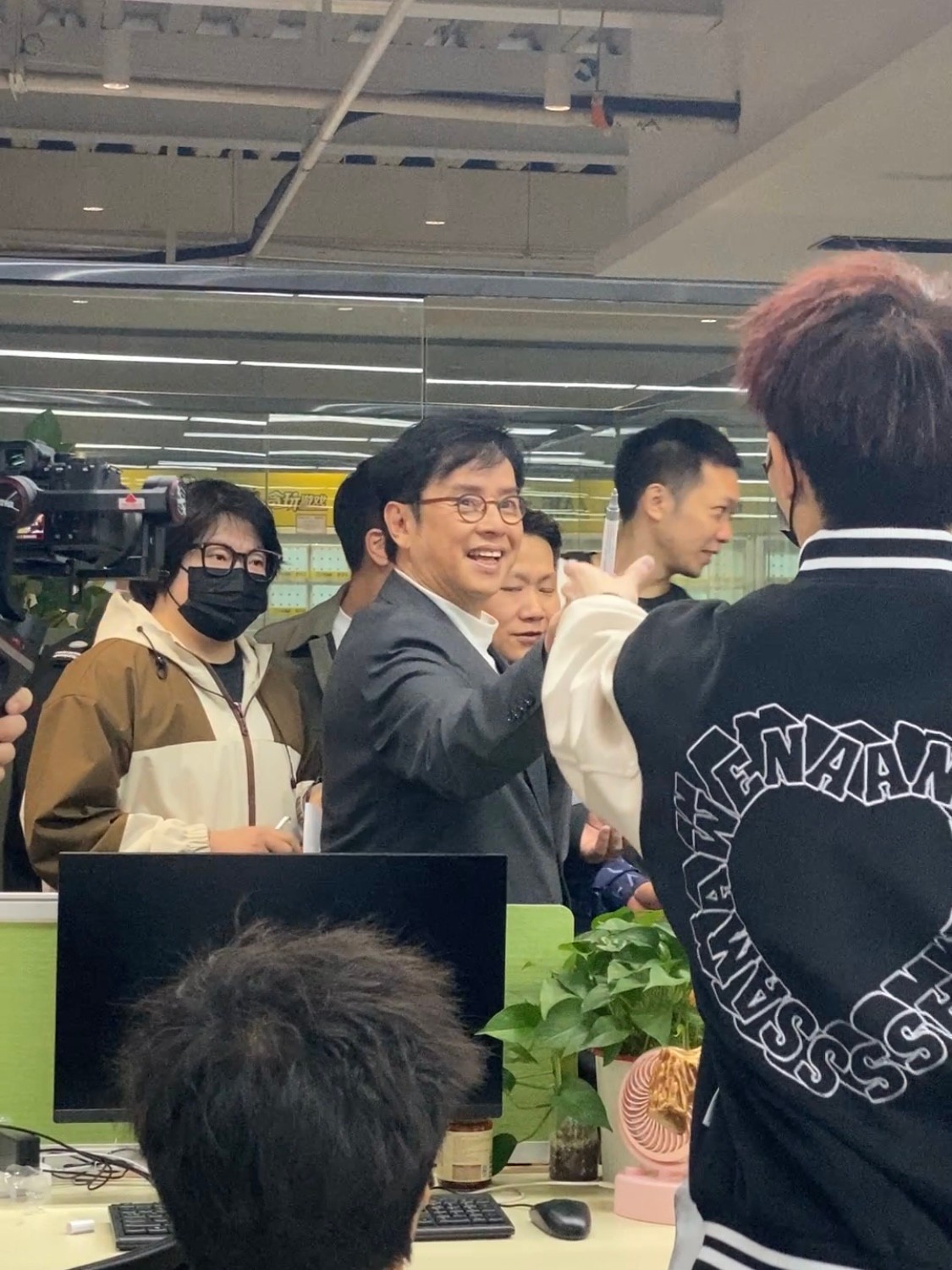 Zhang Yimou's "Sturdy as a Rock" will hit, starring Lei Jiayin and Yu Hewei, Zhang Guoli and He ...