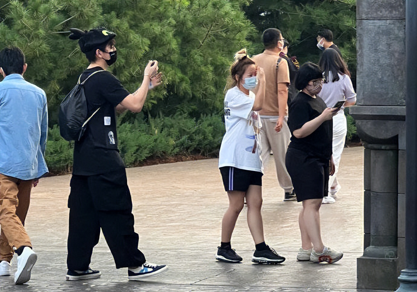 Dalu Wang, Cai Zhuoyi, and Cai Zhuoyi met by chance in Universal ...