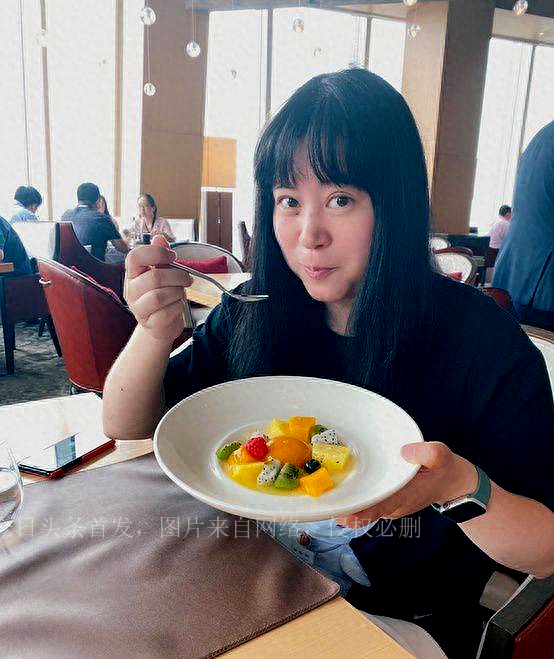 Well-known Shanghai beauty anchor Yang Lei celebrated her friend's ...