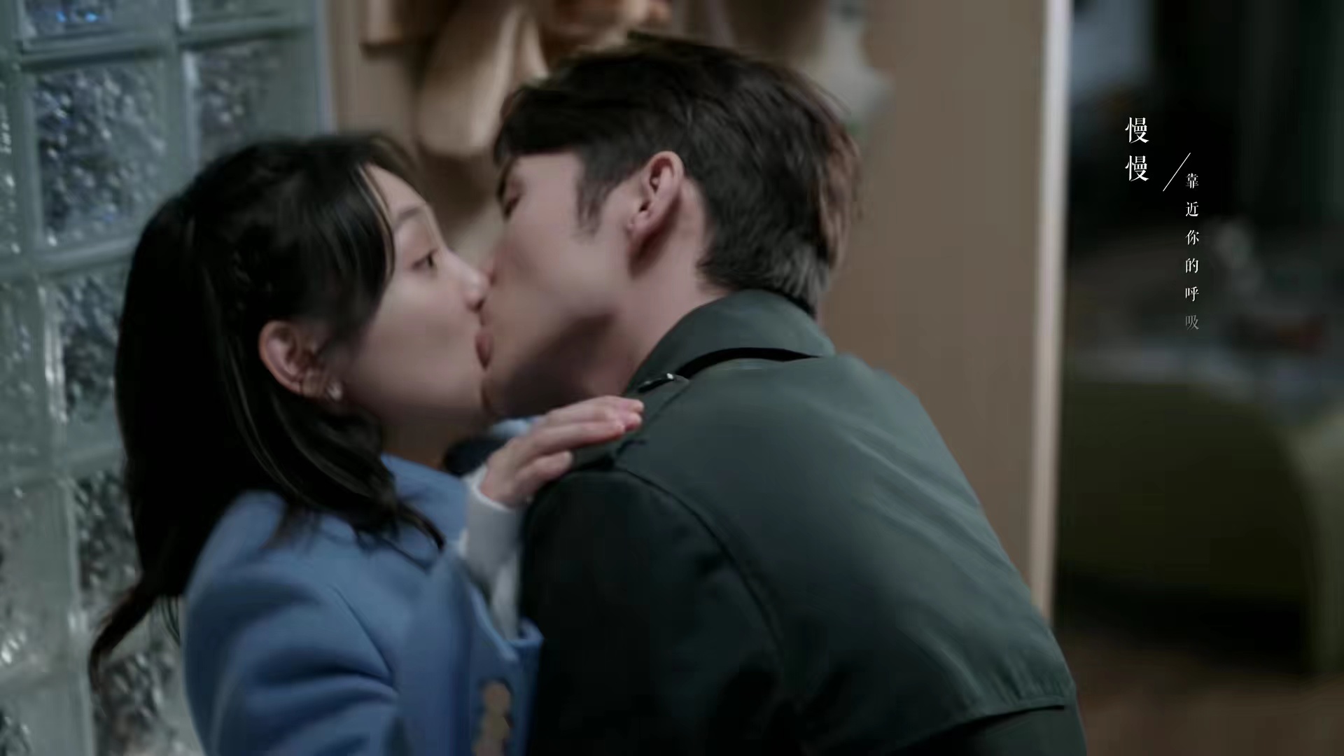 Zhang Binbin's kiss scene in "Three Points Wild" is crazy! Xu Yanshi, so you are such a man - iNEWS