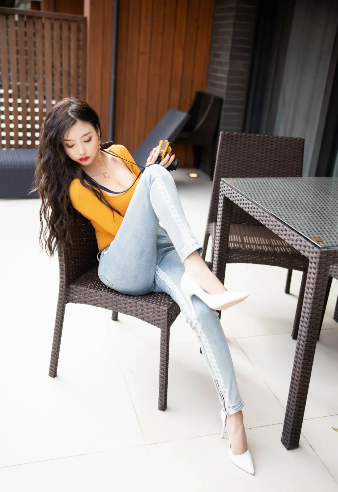 Yang Chenchen's outfit exposure: yellow tight top with jeans! - iMedia