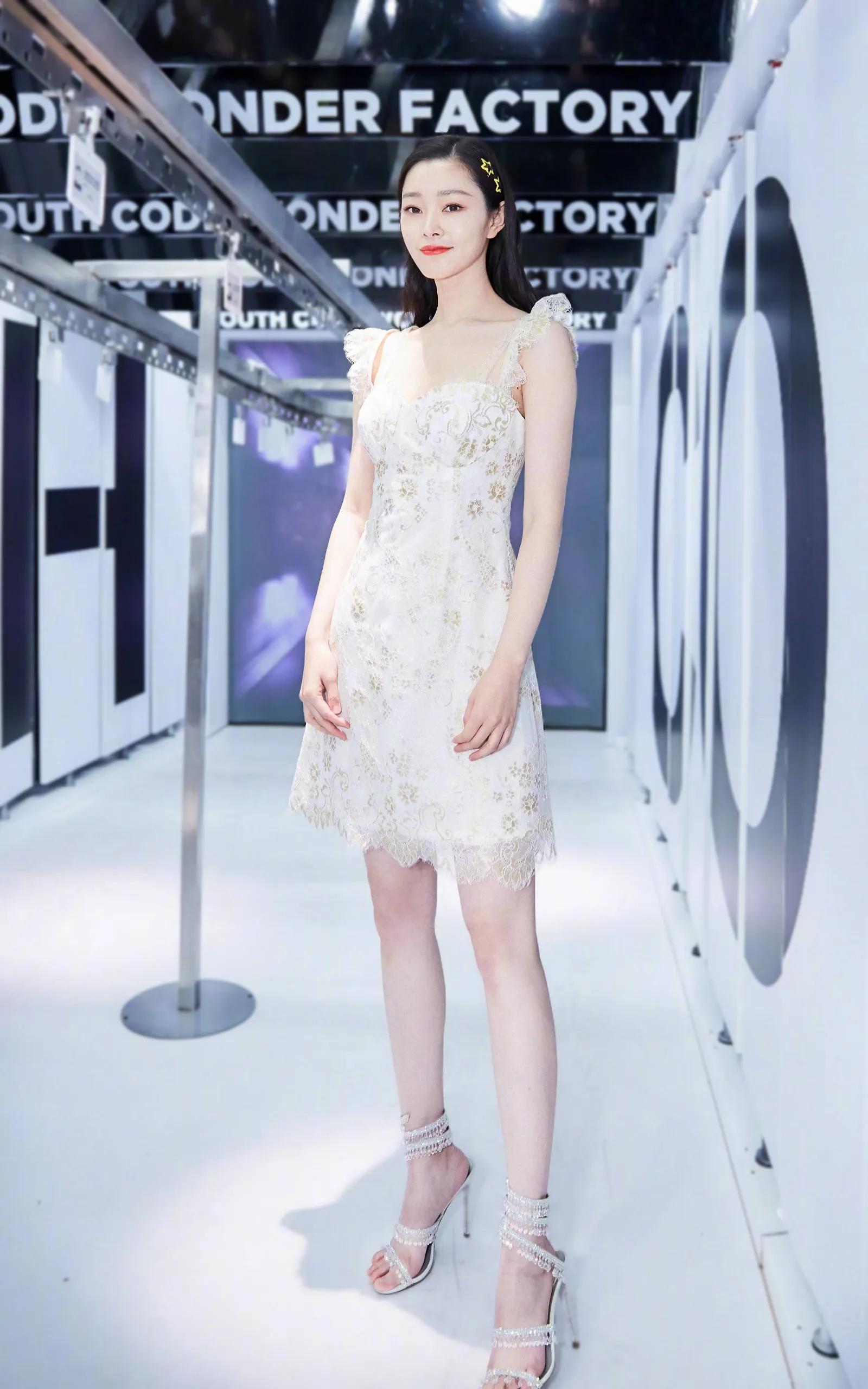 The temptation of beautiful feet of a beauty with ice muscles, Song Zhi ...