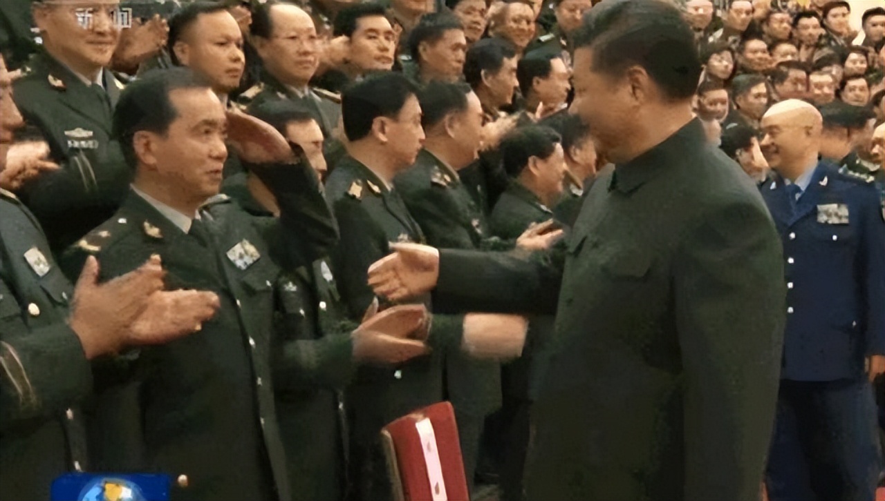He is China's "one-armed hero" who salutes the army with his left hand ...