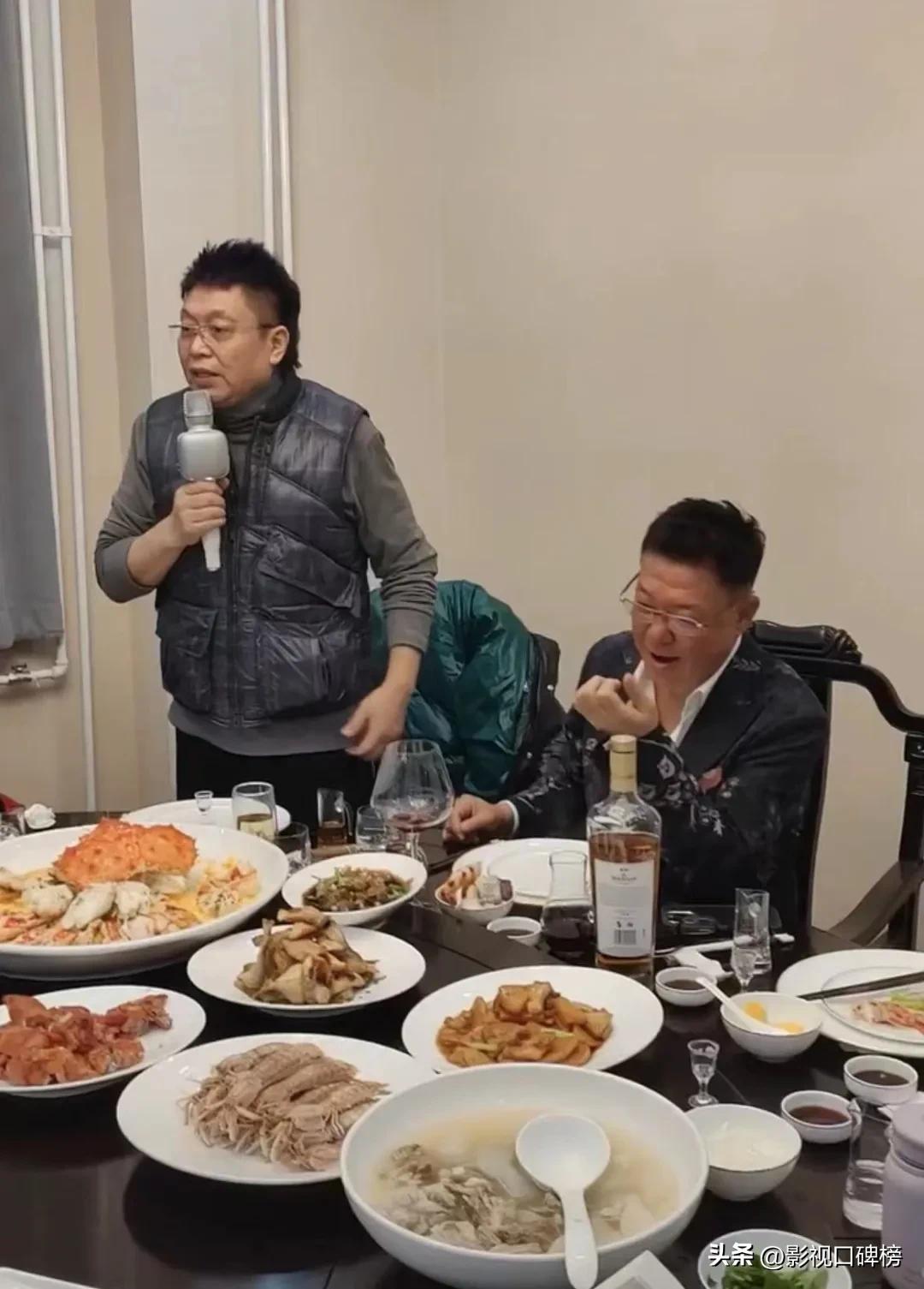 The famous singer Jiang Yuheng had a party with his friends, and ...