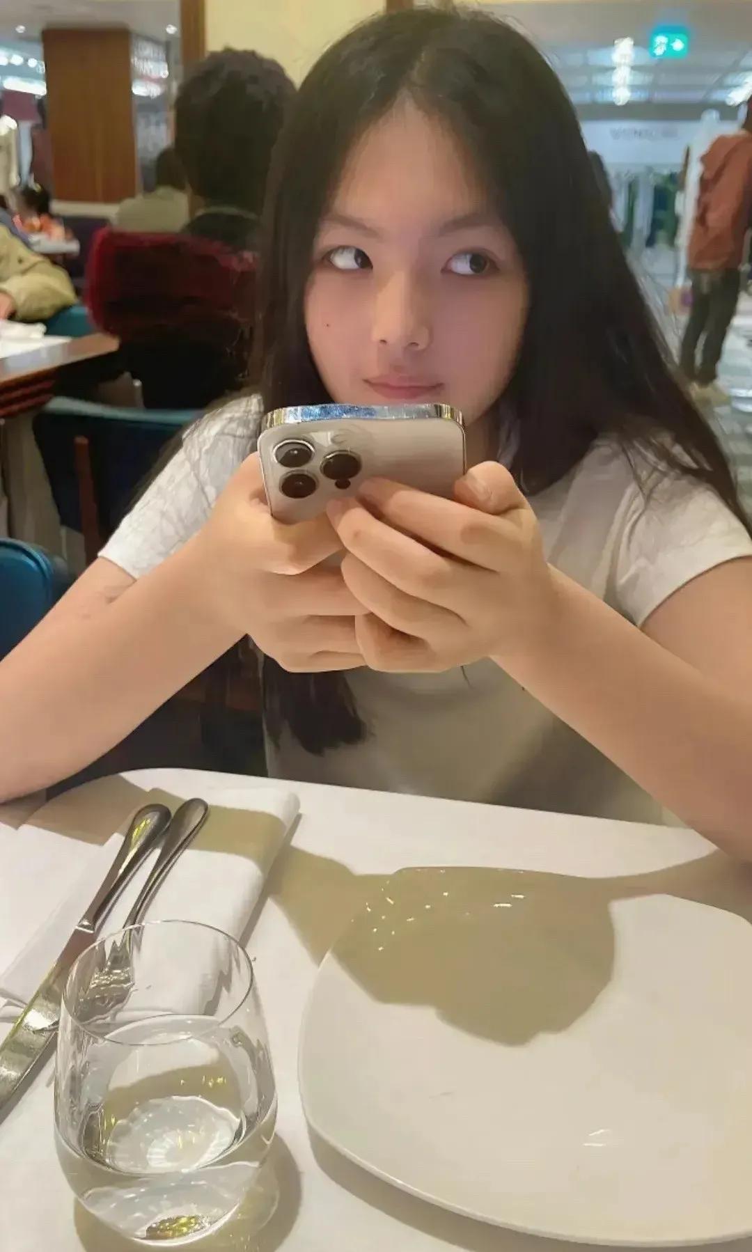 Wang Shiling released a new photo: a dynamic girl showing the beauty of ...