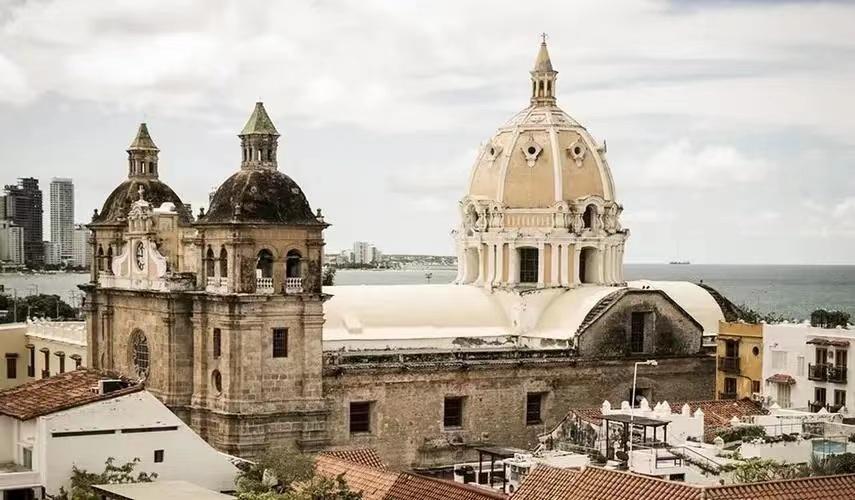 Explore the style and characteristics of Colombian Renaissance ...