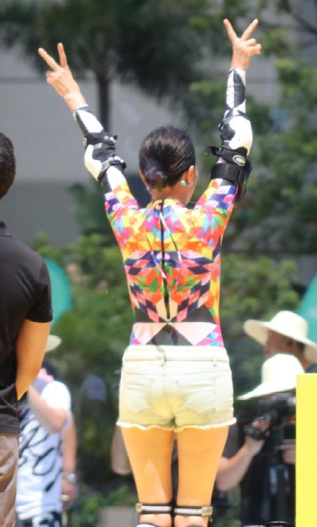 Carina Lau is the real "leg fine"! Wearing "one-point pants" with long ...