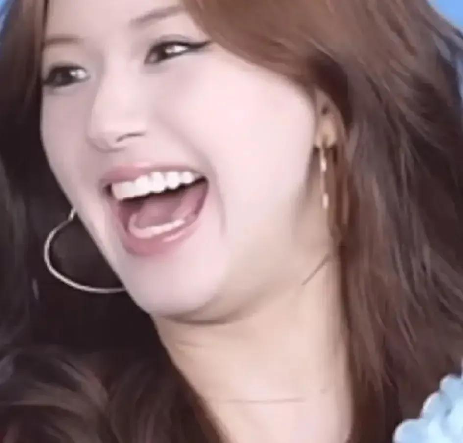 Why does Zhao Lusi have a full face in the live broadcast, but not in ...