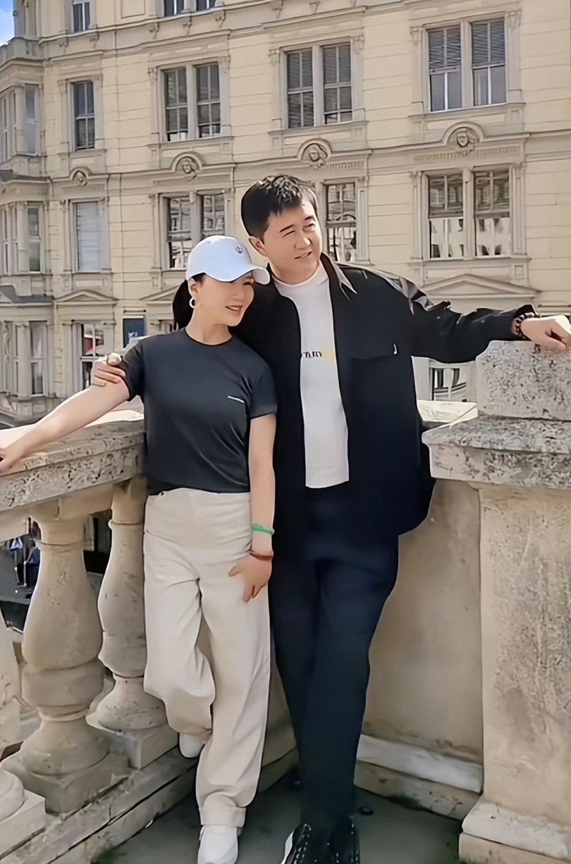 Fu Disheng and his son and daughter-in-law appeared abroad, Ren Jing ...