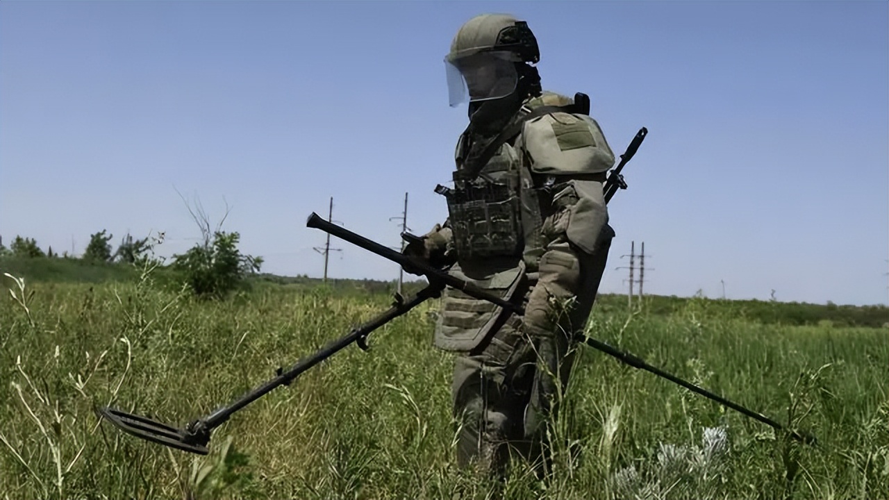 The border of Belarus is densely covered with landmines, and Ukraine ...