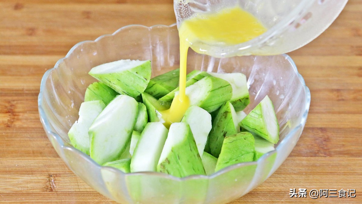 Cut the loofah into hob pieces, pour in 2 eggs, this is so fragrant ...