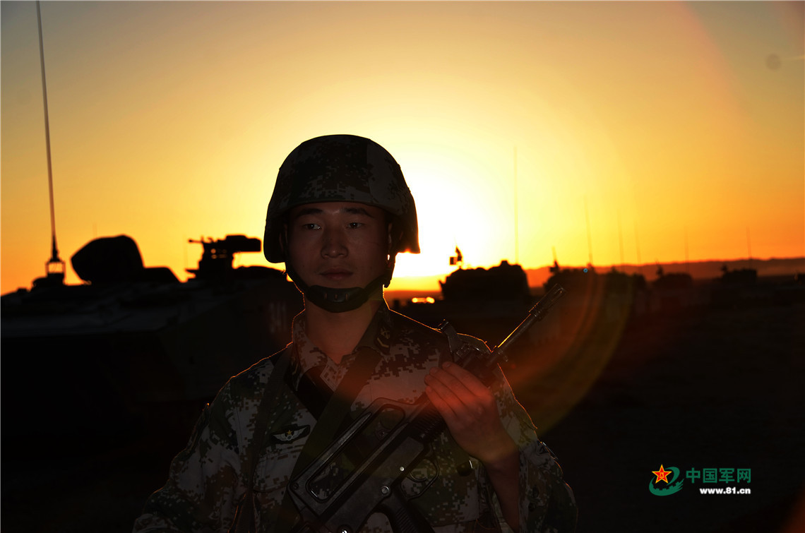 The sergeant's "seniority badge" strides forward - iNEWS