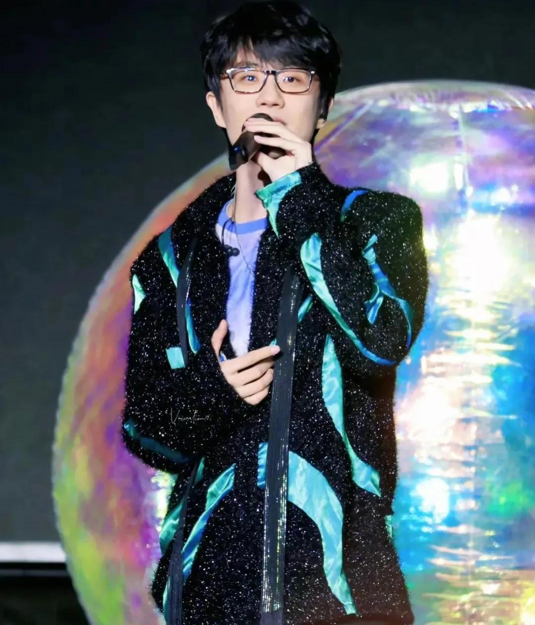 The two-character male singer Xu Song is suspected of sleeping with ...