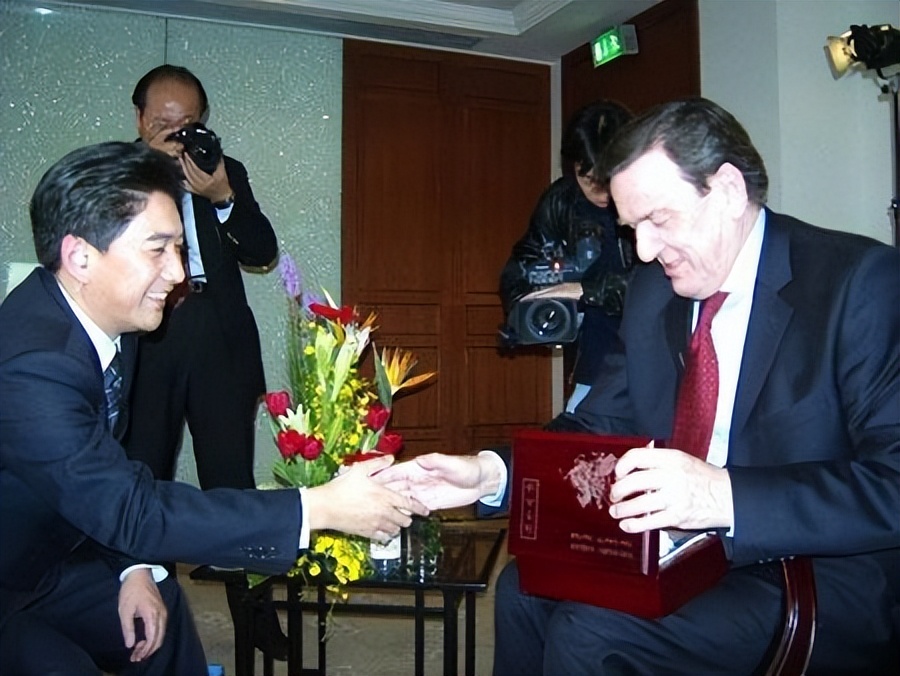 "CCTV deserter" Shui Junyi abandoned his paralyzed wife and married a ...