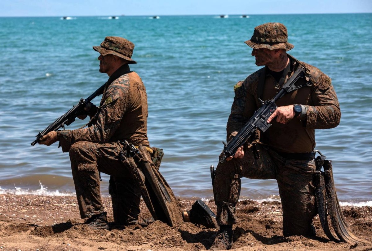 The U.S. Marine Corps has a new gun and uses a new kit to change the ...