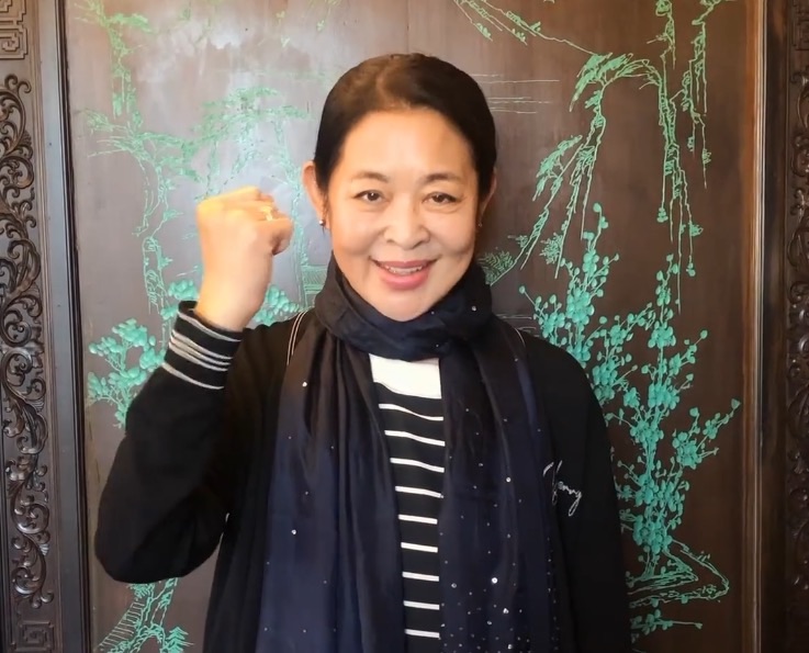 Ni Ping hosted the New Year's Eve, heavy makeup can hardly cover the ...