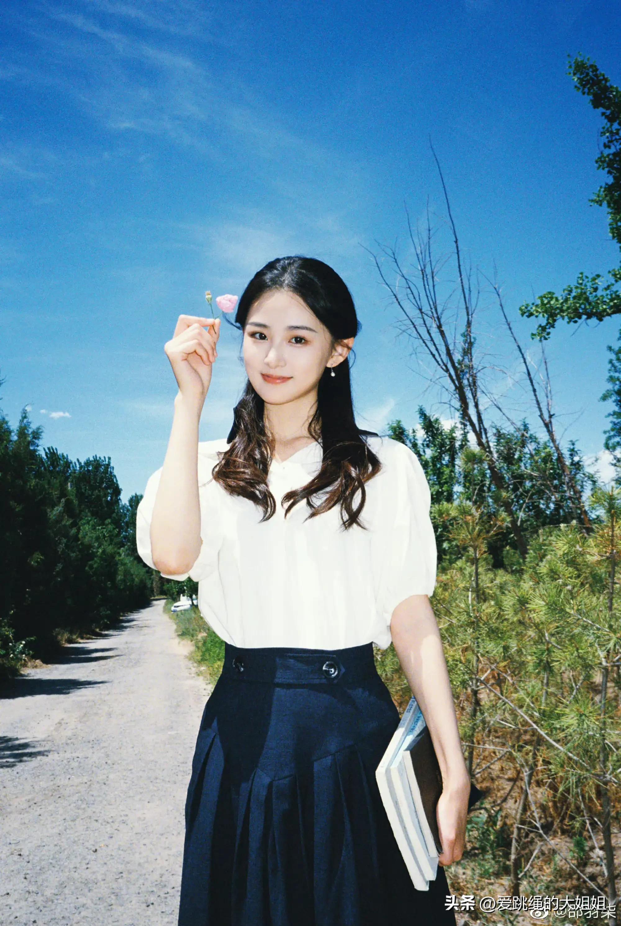 The most beautiful stewardess Li Yuheng, and the newcomer Shao Yuqi is out of the circle - iNEWS