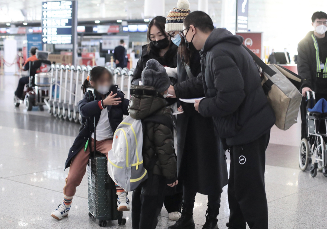 Mei Ting's family of four rarely share the same frame, their children ...