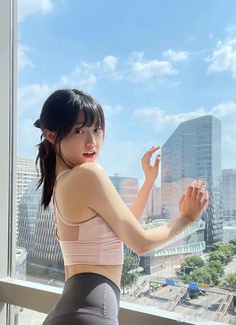 Pretty face sniping Zhang Chuhan - iNEWS