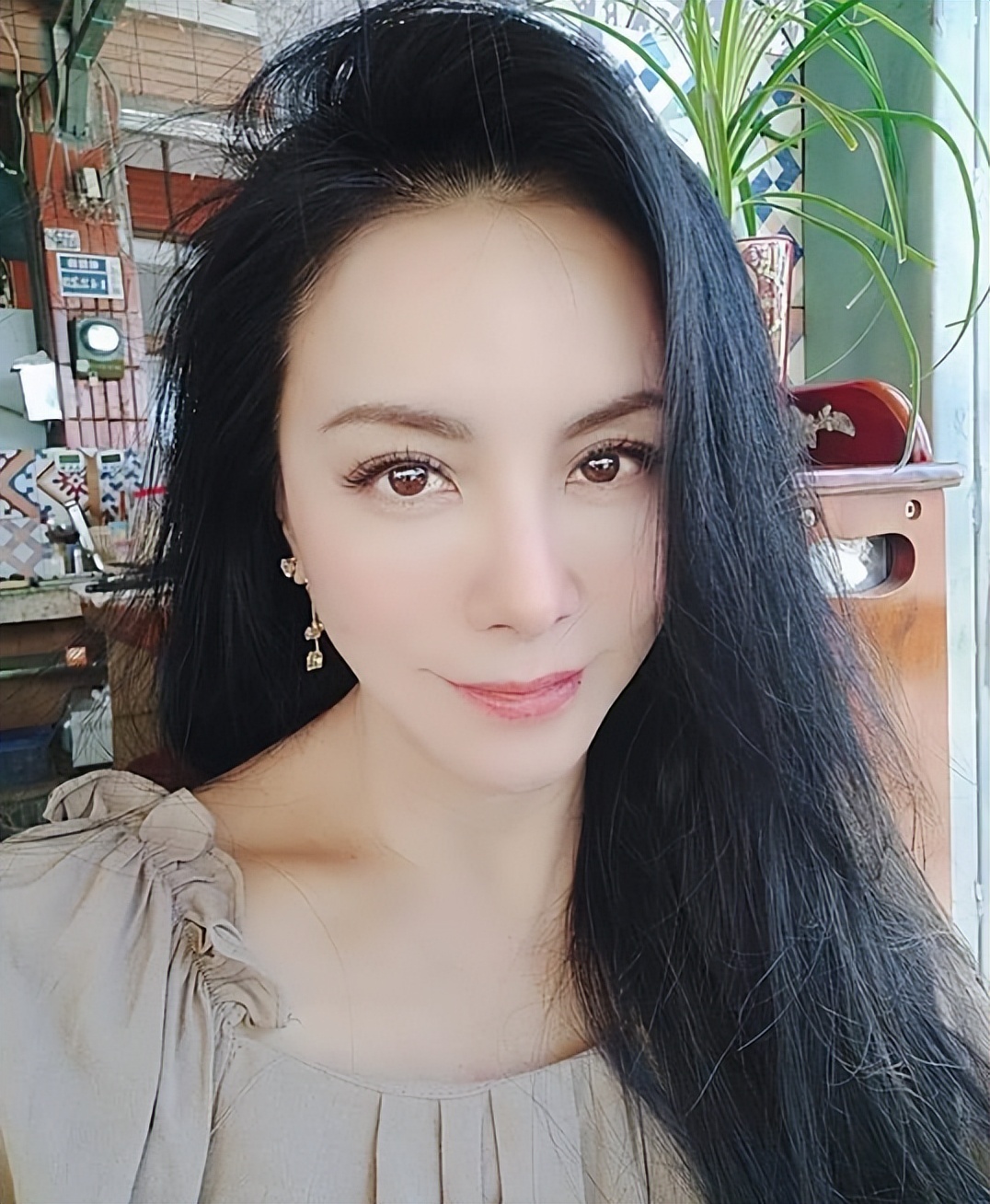 A recent photo of Tian Li was exposed, Xiao Zhao turned into a flower girl king, with a slender ...