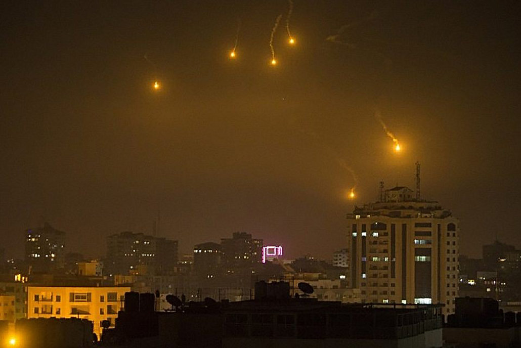 Twelve UFOs appeared in the sky of the South China Sea, flying in three ...