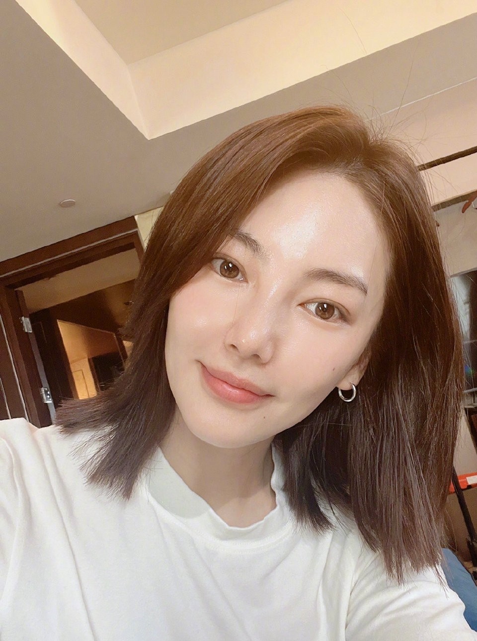 34-year-old Zhang Yuqi has a new haircut, shoulder-length short hair ...