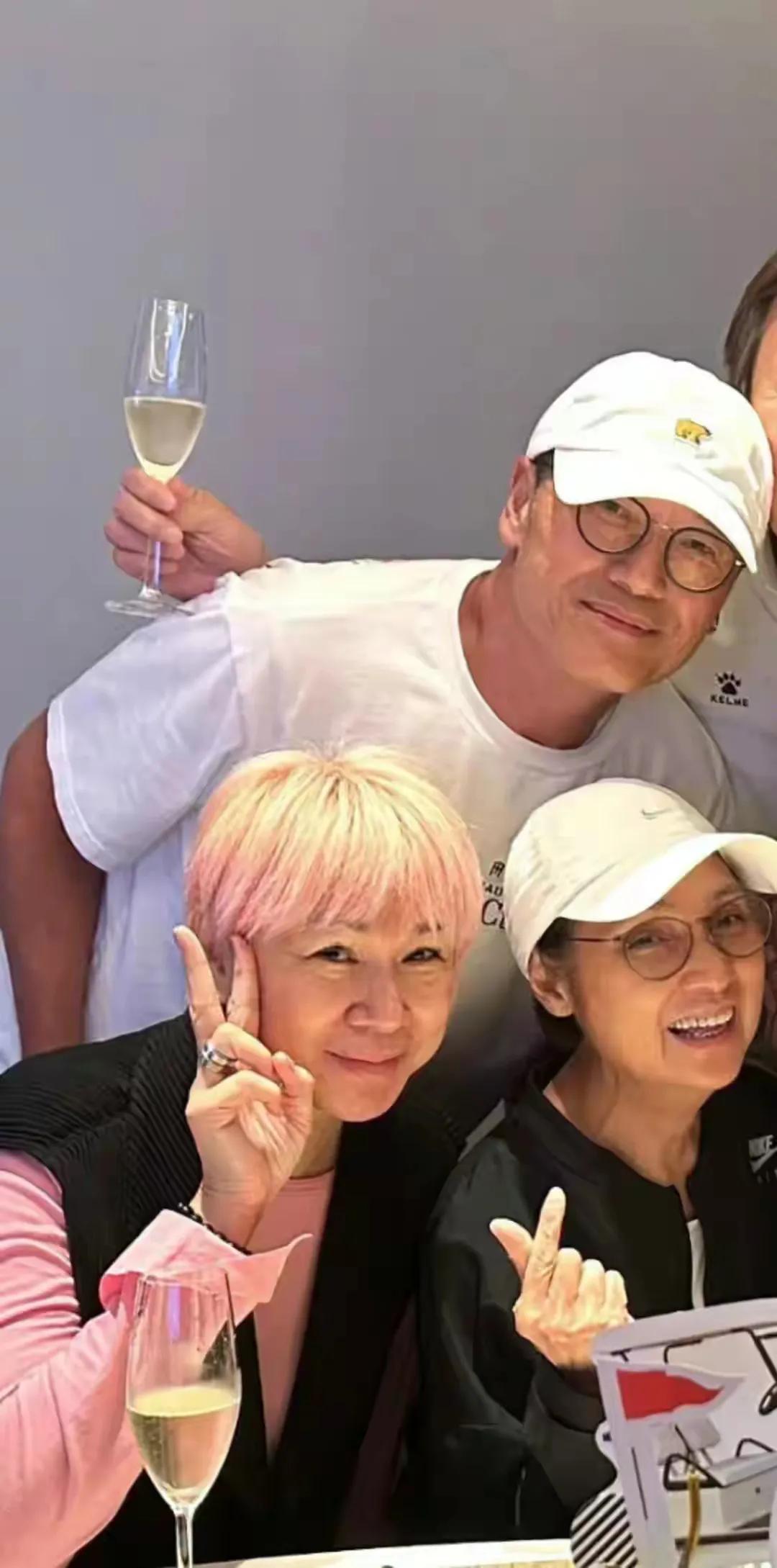 65-year-old Miao Qiao Wei Qingsheng is very handsome, and his wife Qi Meizhen is old and hotly ...