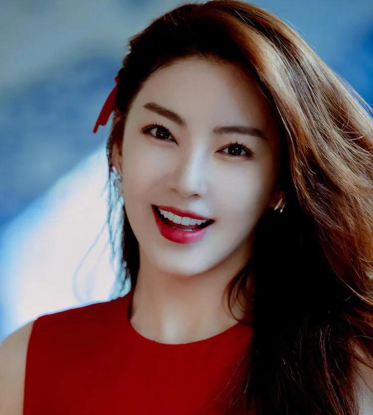 Zhang Yuqi's Cannes red carpet is full of aura, her chest is only ...