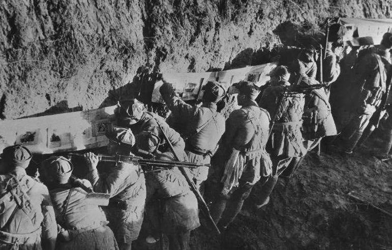 At the Huaihai Campaign celebration party, the generals of the second ...