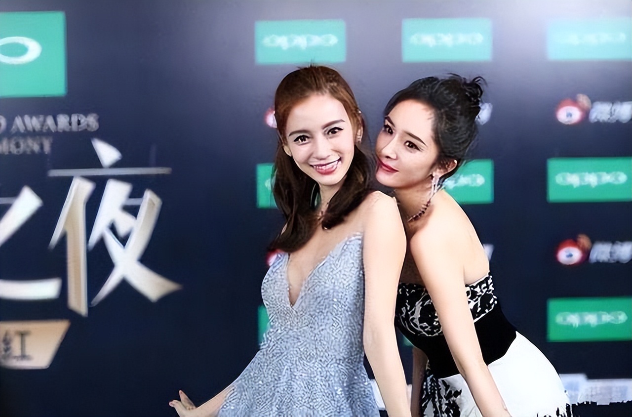 The beauty in front of the camera is like a flower, but the walking ...