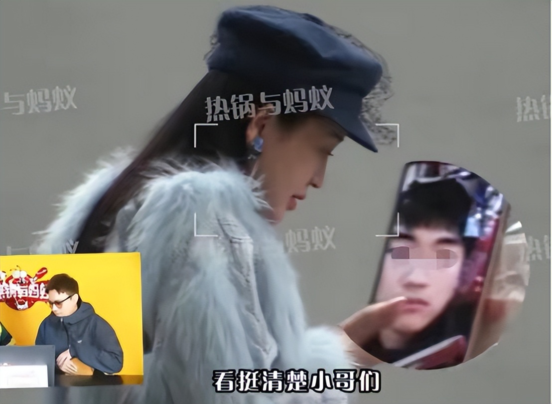 The famous female singer cried in the street!The red nose shows ...