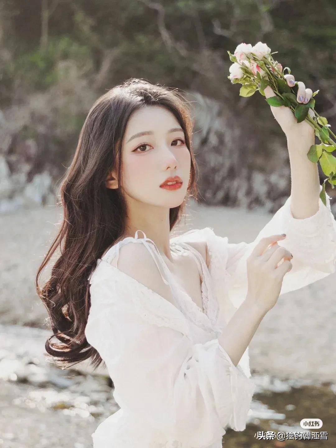 The beautiful girl in Hong Kong is as delicate as a blooming begonia ...