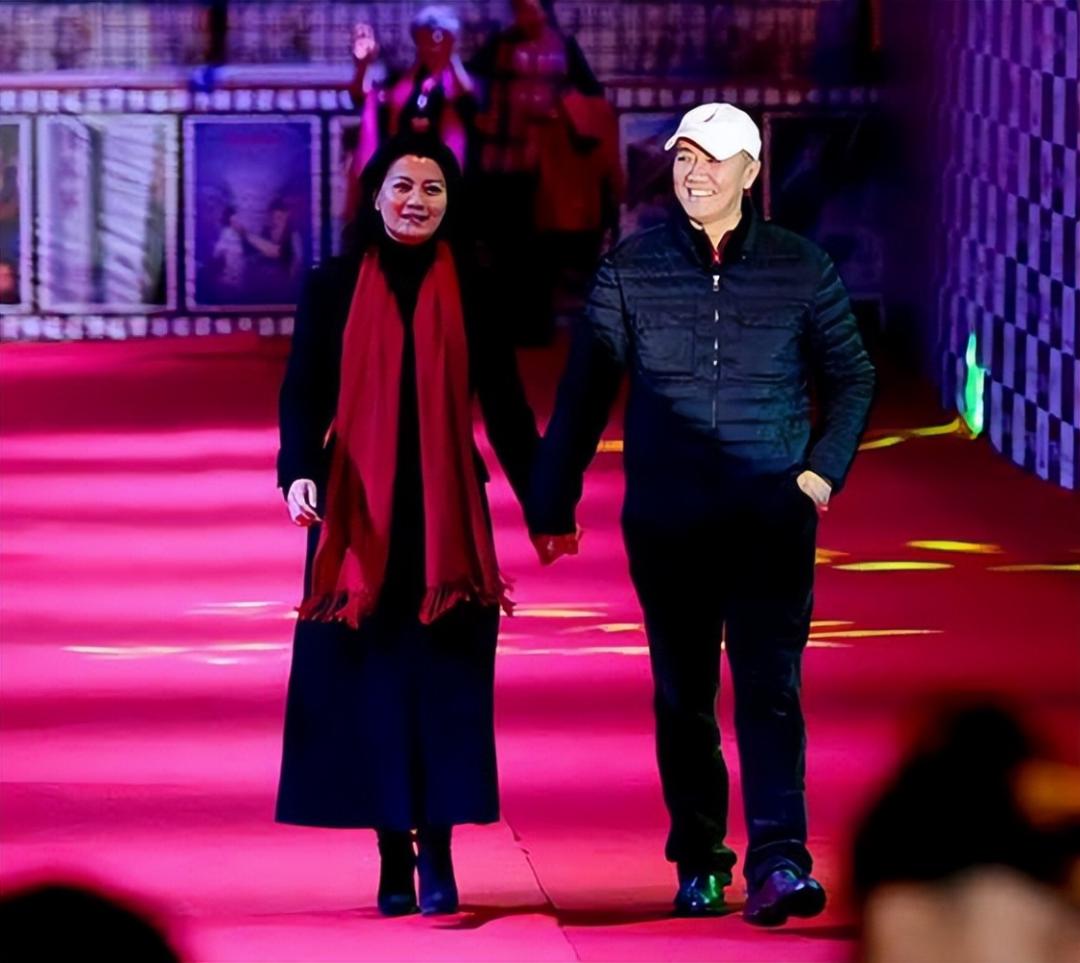 Li Youbin and his wife appeared in the same frame! One looks like an ...