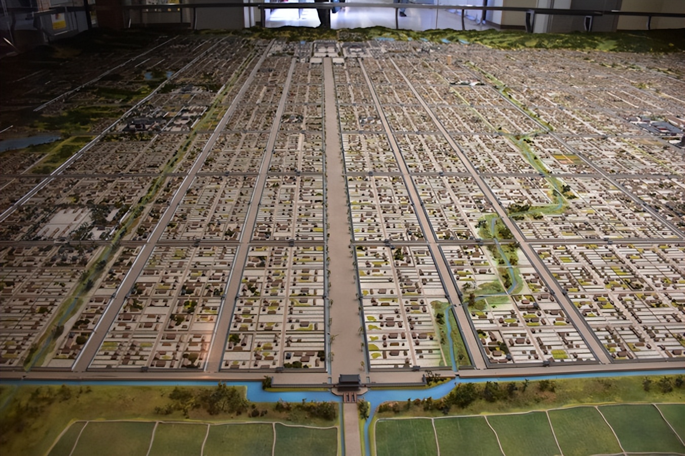 The comparison between Heijo-kyo and Heian-kyo in Japan shows that the ...