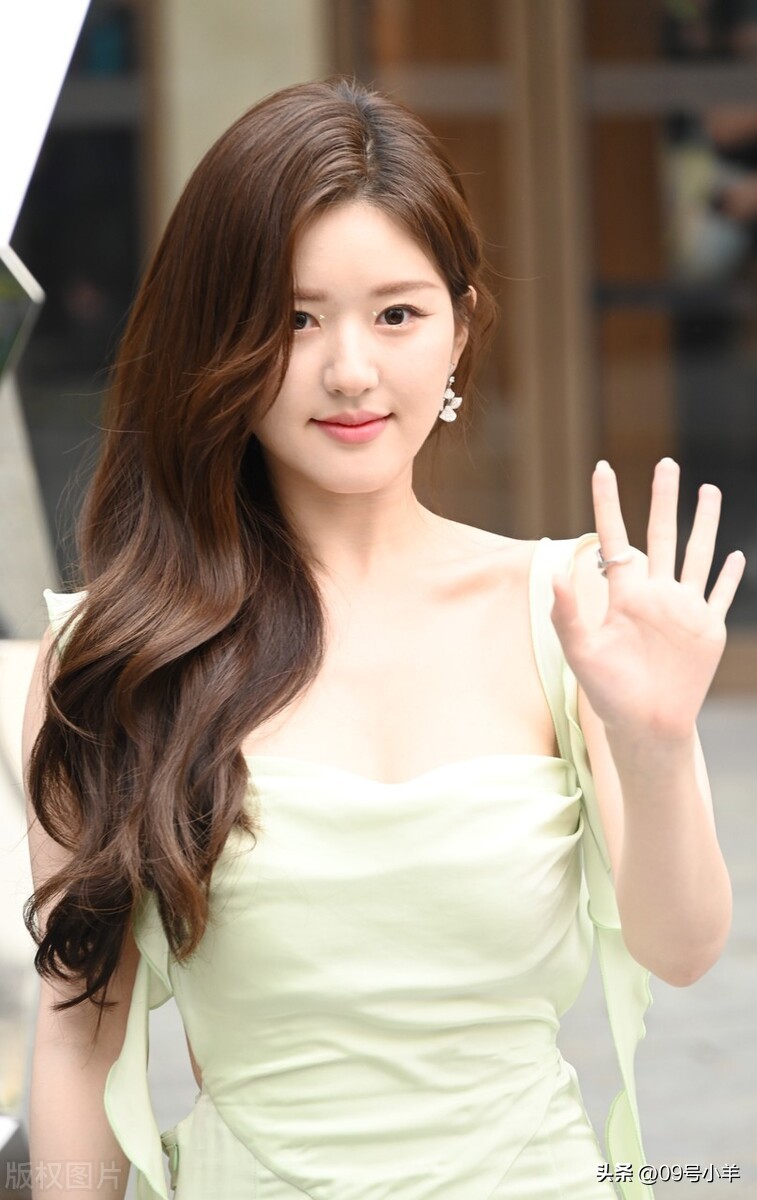 Zhao Lusi's long-haired shawl wearing a milkshake green suspender ...