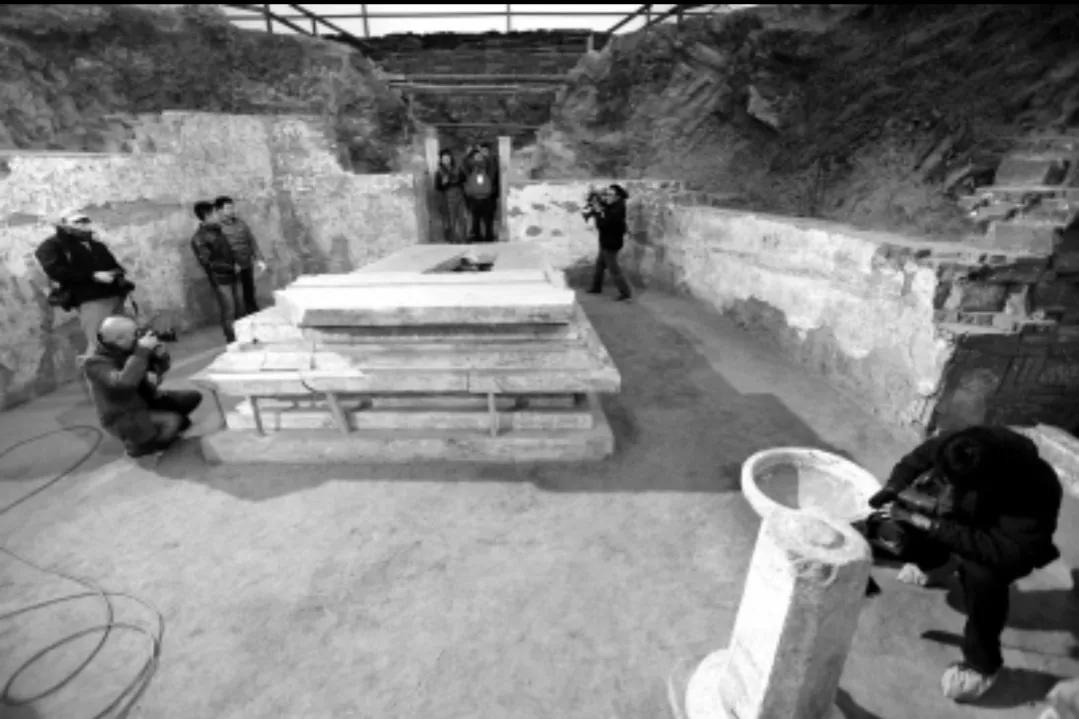 In an ancient tomb in Beijing, the tomb robber did one thing before he ...