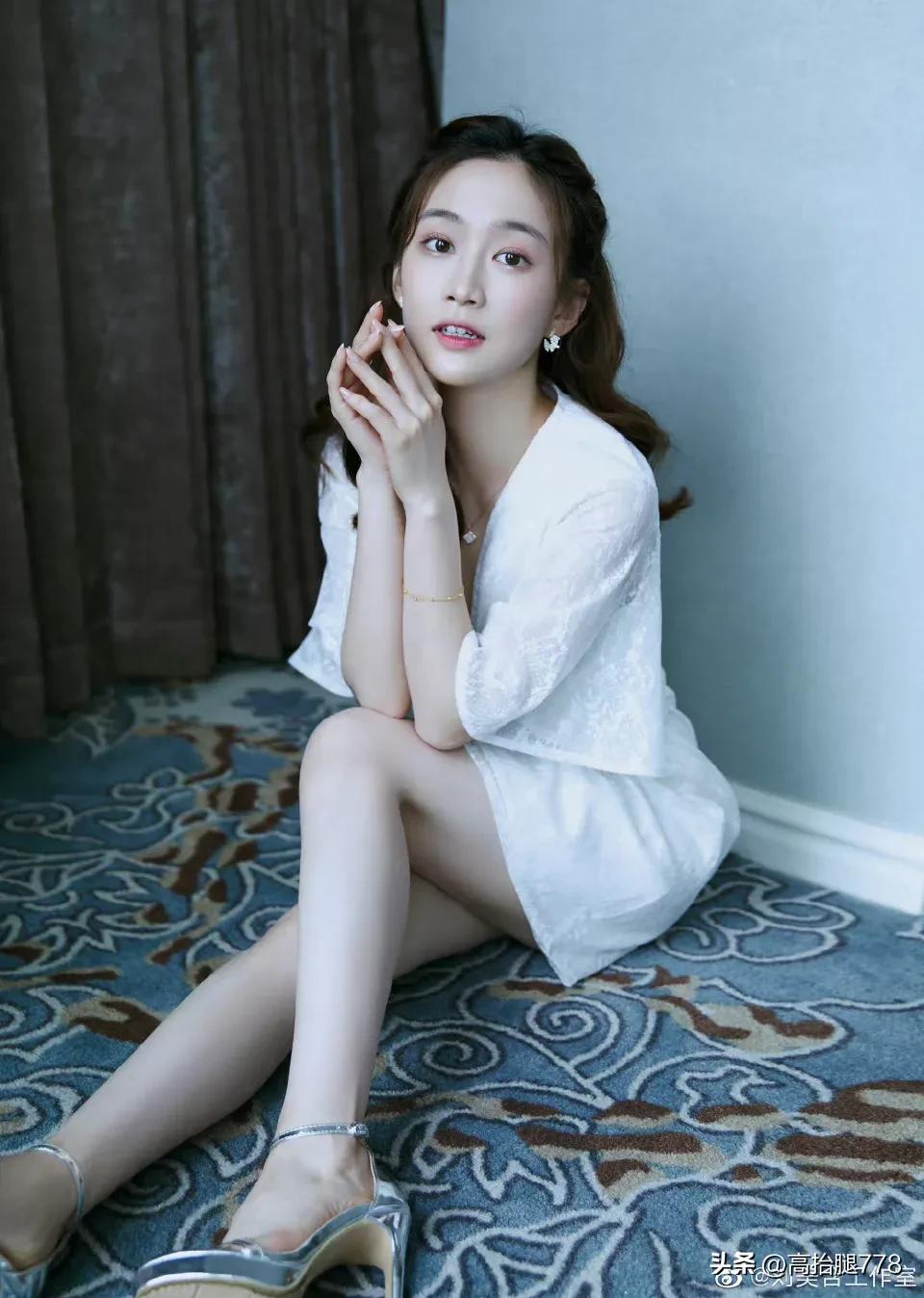 wow!The fair-skinned and beautiful fairy has come down to earth!Bao Wenjing - iNEWS
