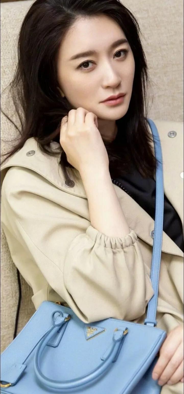 Li Xiaoran is also a long-legged goddess, and she is really beautiful ...