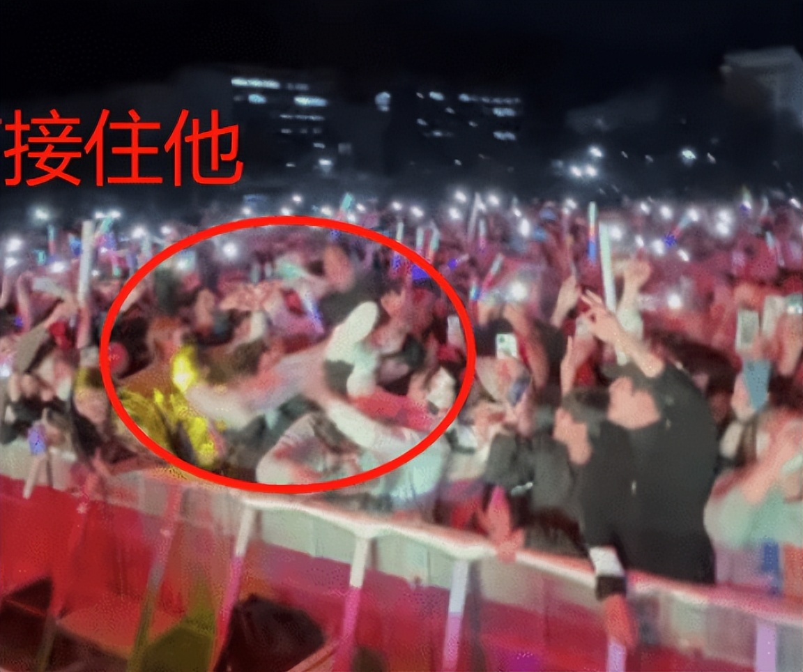 Famous singer jumped to fans in concert, overweight and unattended ...