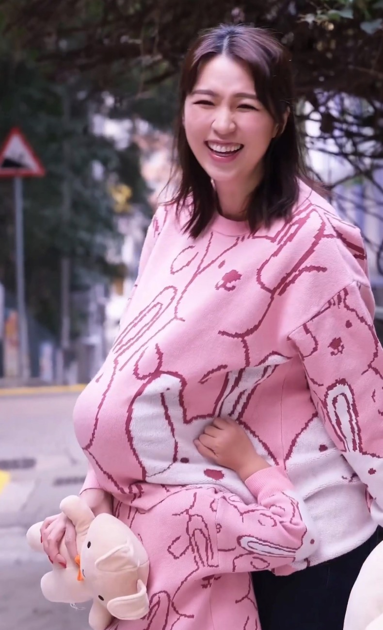 The 40-year-old TVB actress posted a photo with her eldest son, her three-month pregnant belly ...