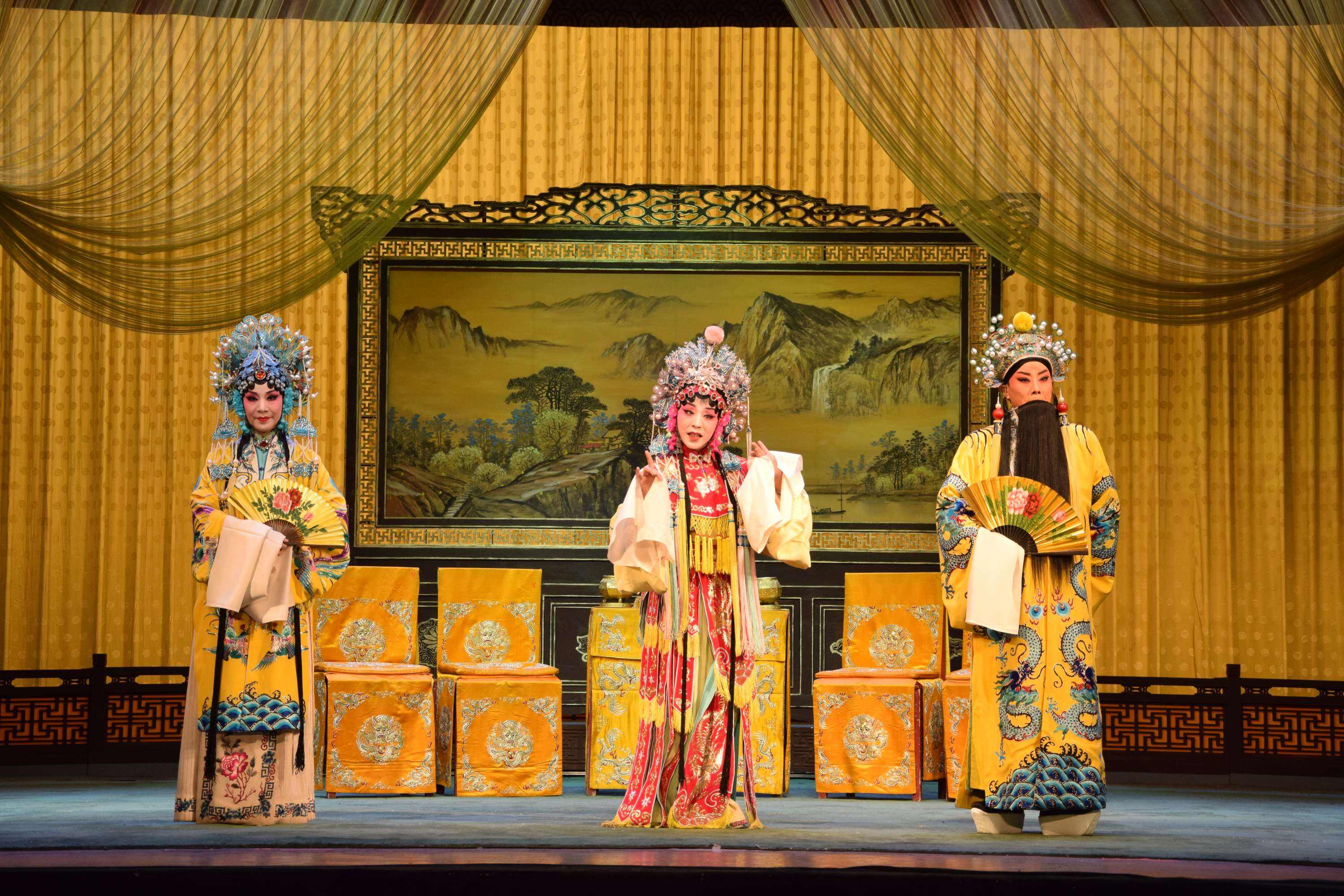 Why do the generals have flags behind their backs?Is it an exaggerated ...