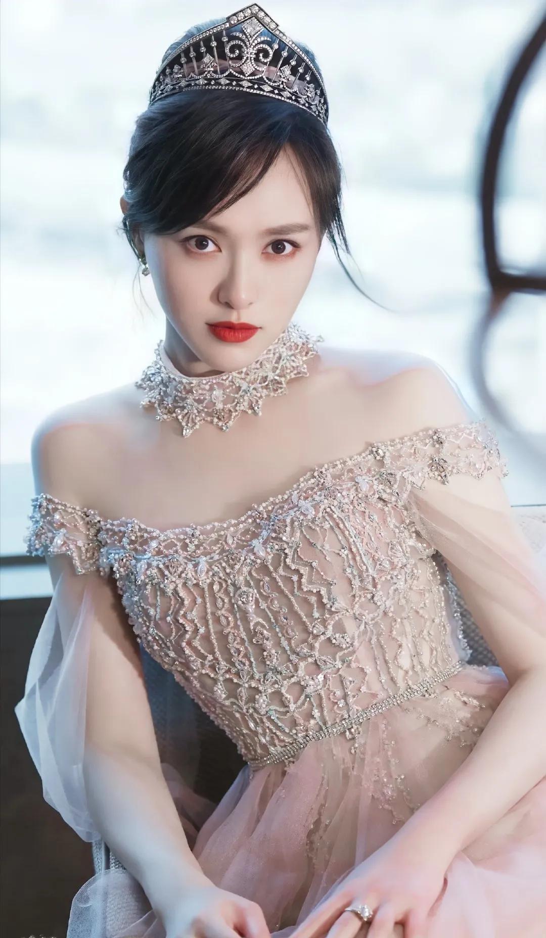 Golden elegant queen dress - Tang Yan - iNEWS