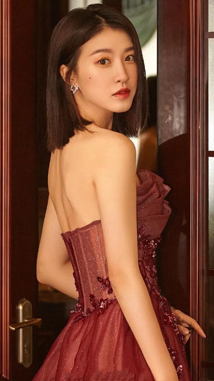 Enchanting woman in red (eighty-six) - iNEWS