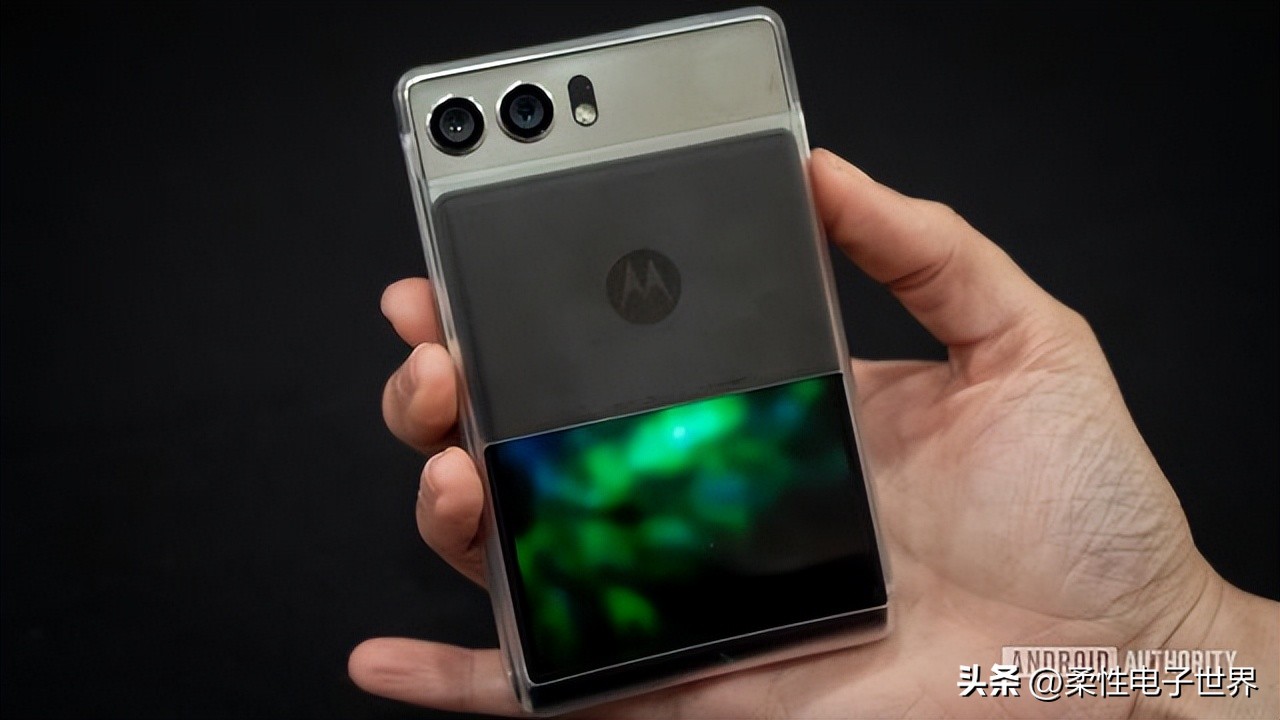 Motorola Rizr vertical scrolling screen mobile phone gets started, 5 ...