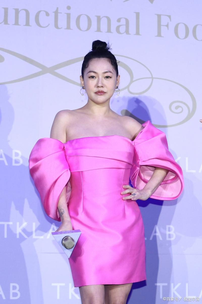 Little S Xu Xidi is wearing a strapless rose red dress, full of ...