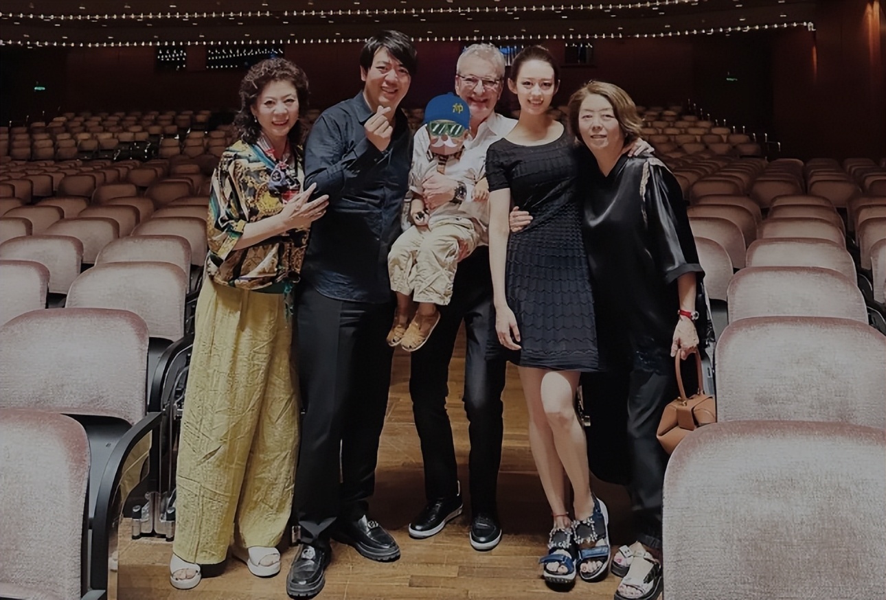 Lang Lang posted a family portrait to celebrate his 41st birthday. He ...