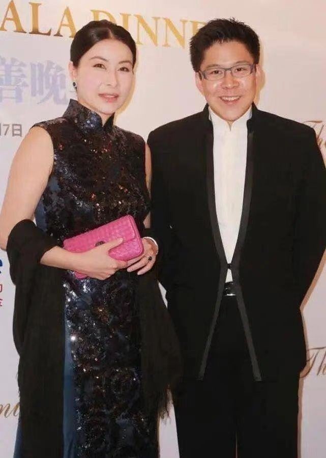 The goddess Gong Li and the lady Guo Jingjing are in the same frame ...