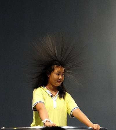 Tourists in the desert encounter static electricity and their hair ...