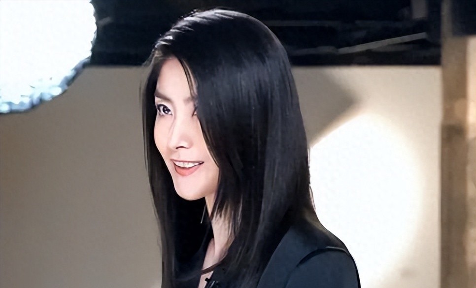 Recently, Hong Kong media broke the news that actress Kelly Chen recently suffered a family ...